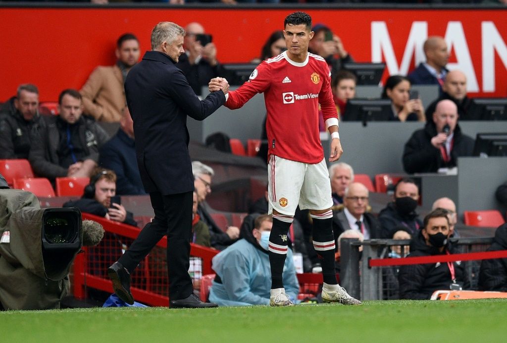 Cristiano Ronaldo Barely Holding Manchester United Locker Room Together
