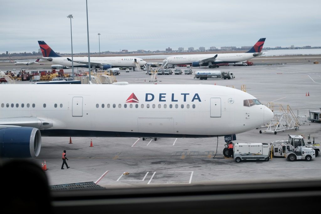 (VIDEO) Delta Flight Drama: Woman Arrested After Refusing to Hang Up ...